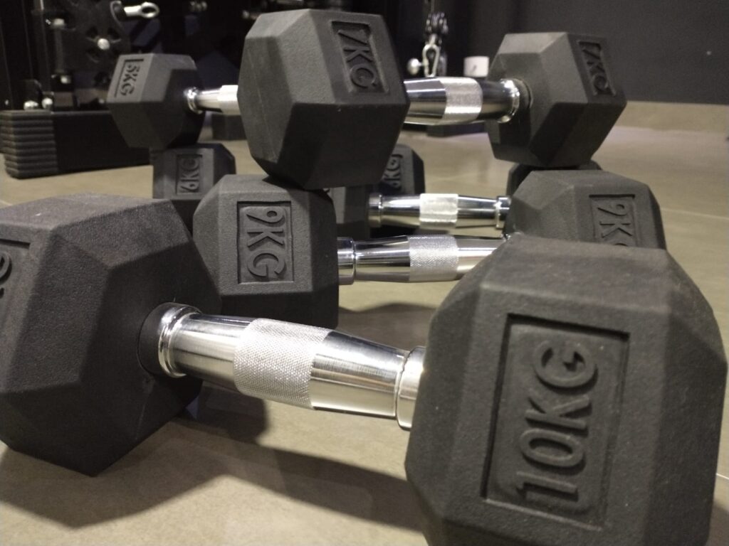 KIT DE HALTERES SEXTAVADOS INJETADOS COM PEGADA CROMADA 1 A 10 KG - Arsenal das Trilhas